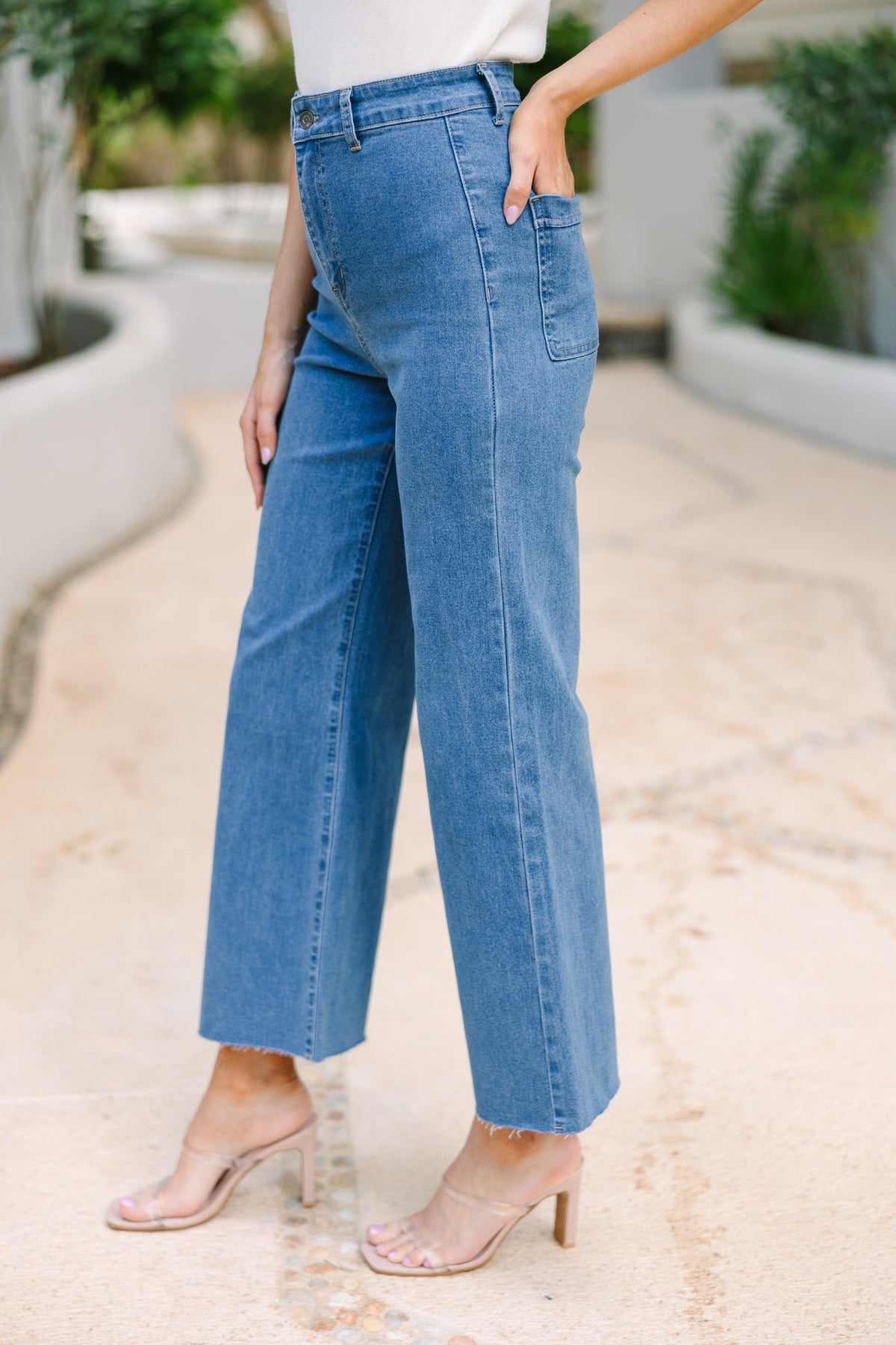 Going Strong Medium Wash Cropped Jeans – Shop the Mint