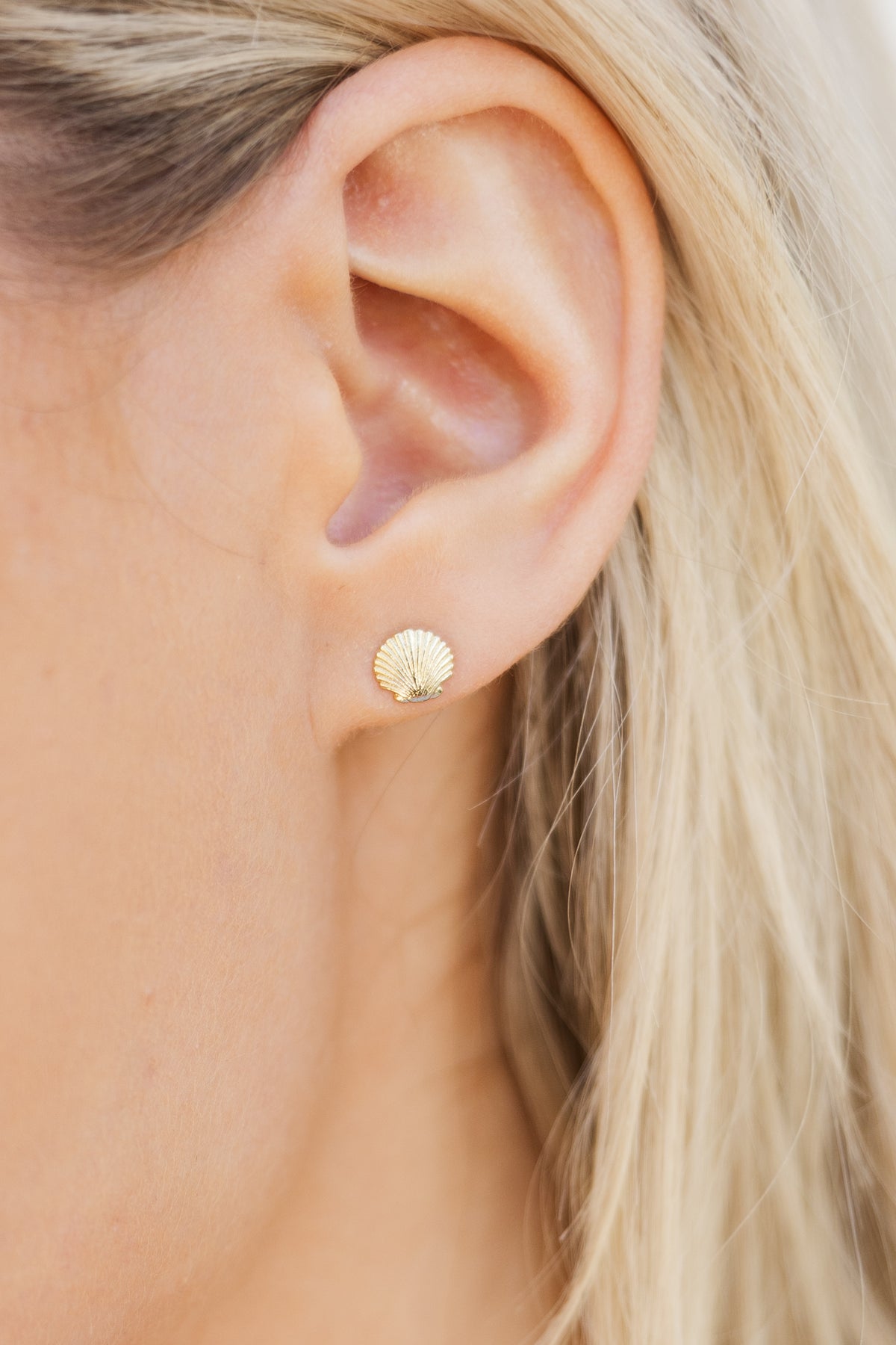 Very You Gold Shell Stud Earrings – Shop the Mint
